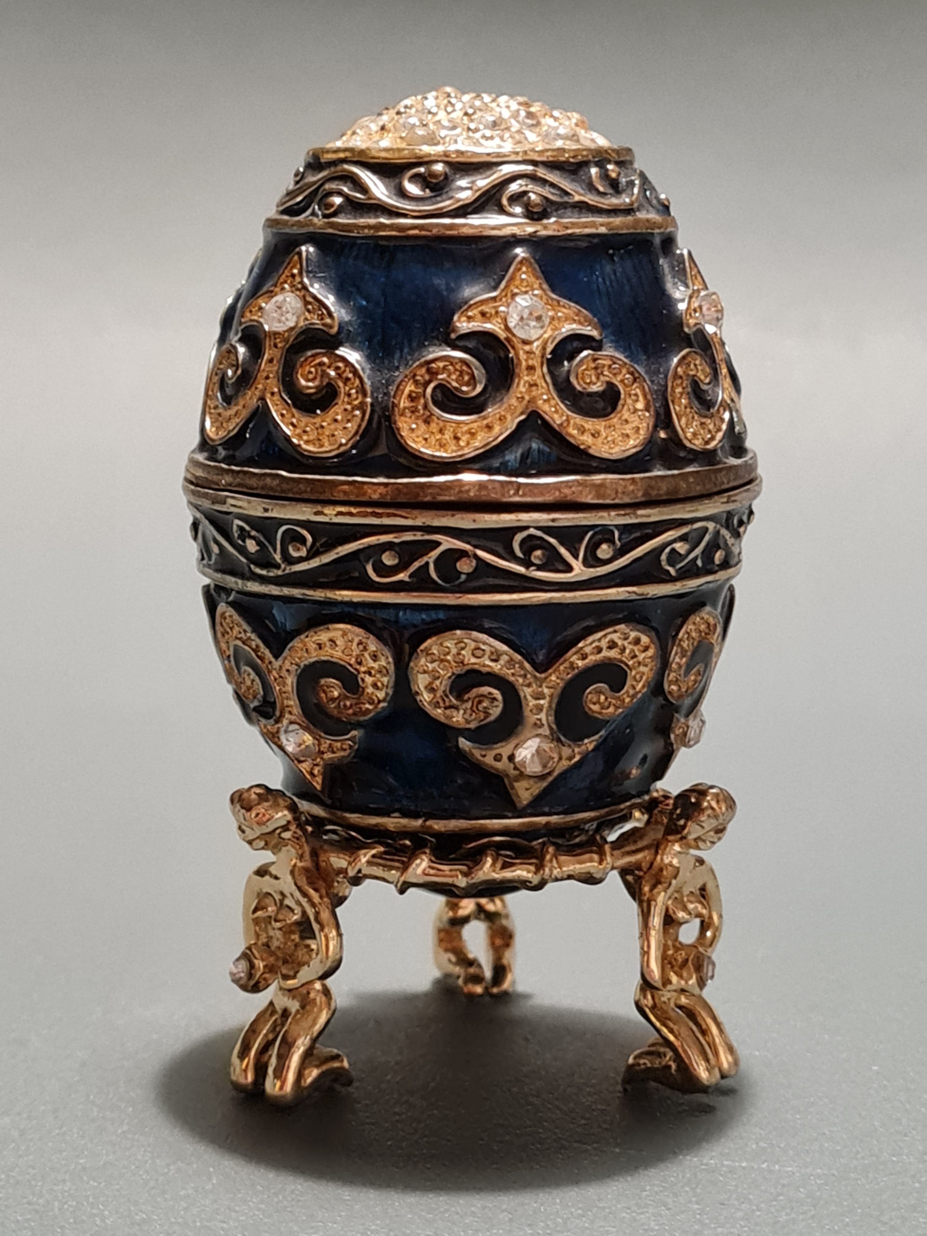 aukcije.hr - Emailirano ,kraljevsko plavo Jaje na stalku☆