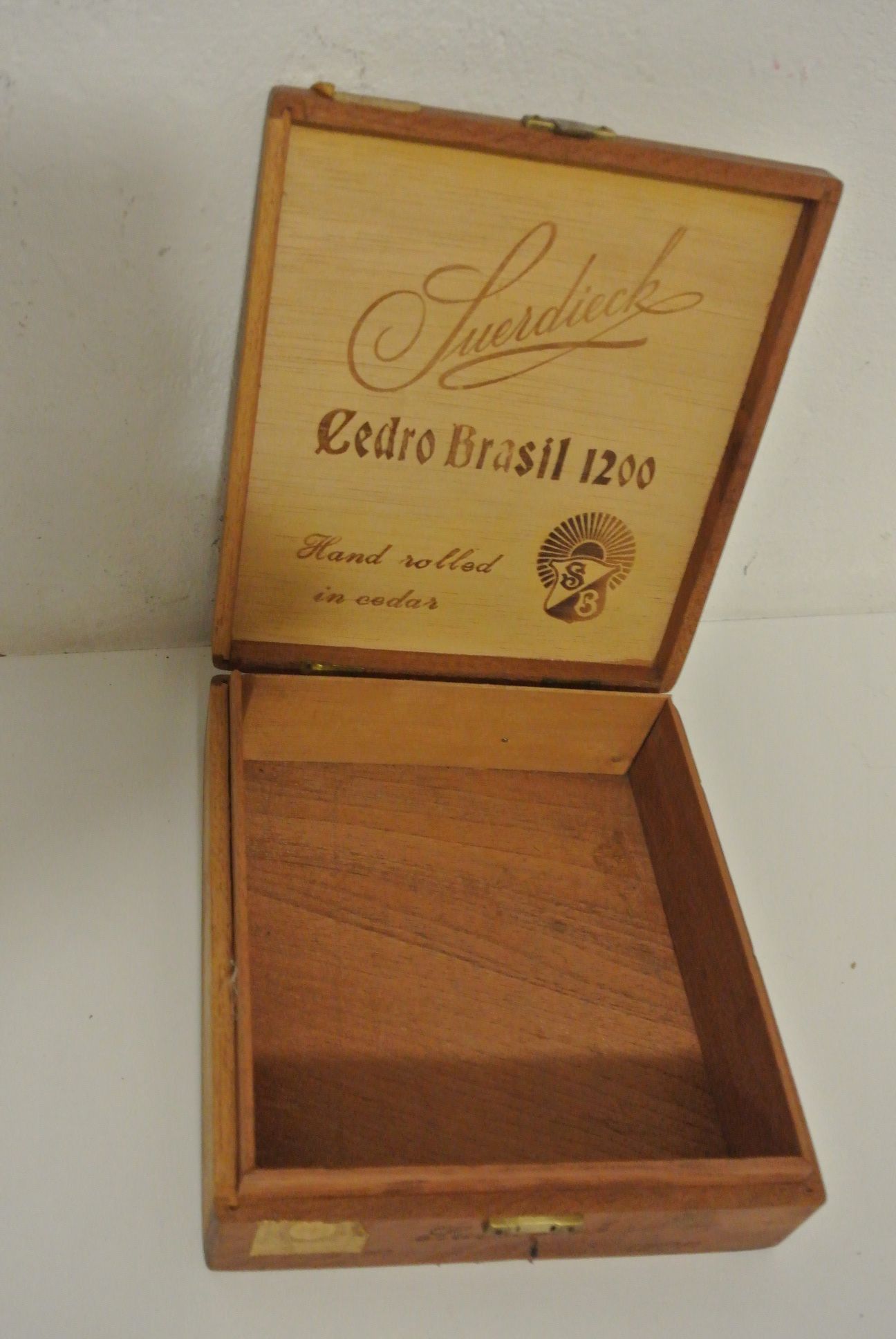 aukcije.hr - Drvena kutija za kubanke,orginal,kao na slikama,15x17cm