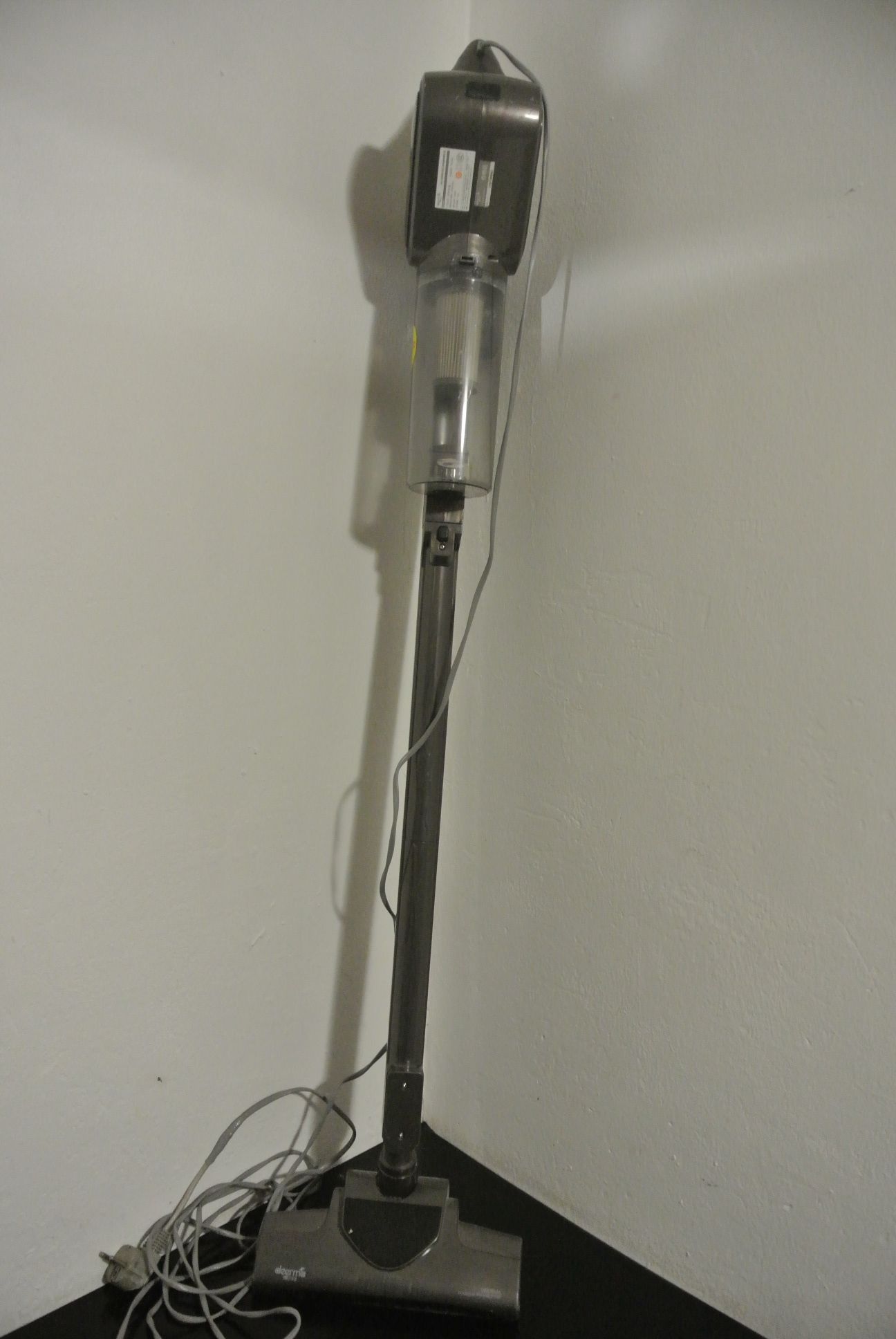 aukcije.hr - Stapni usisivac Deerma na struju,pali,radi,kao na slikama