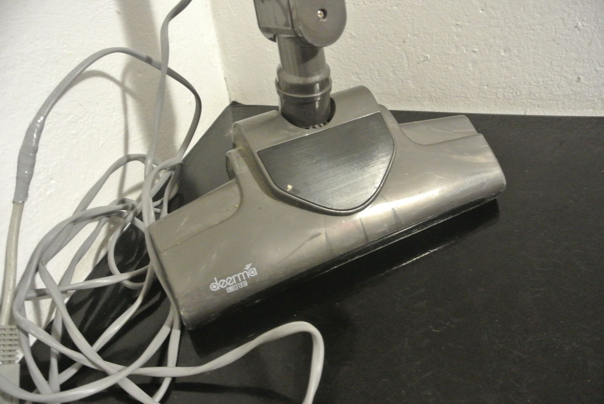 aukcije.hr - Stapni usisivac Deerma na struju,pali,radi,kao na slikama