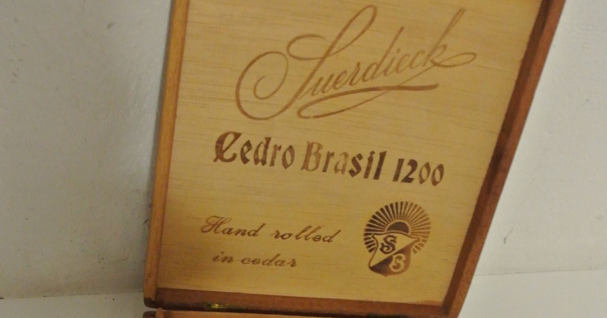 aukcije.hr - Drvena kutija za kubanke,orginal,kao na slikama,15x17cm