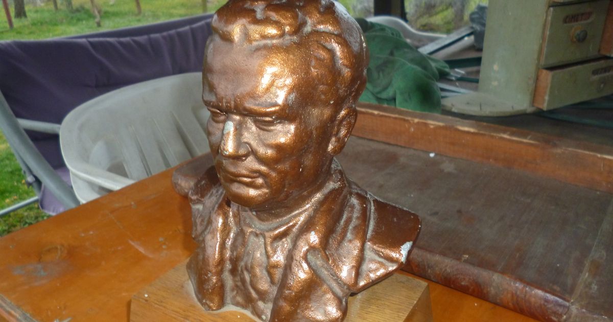 aukcije.hr - Tito bista sa postoljem , kositar