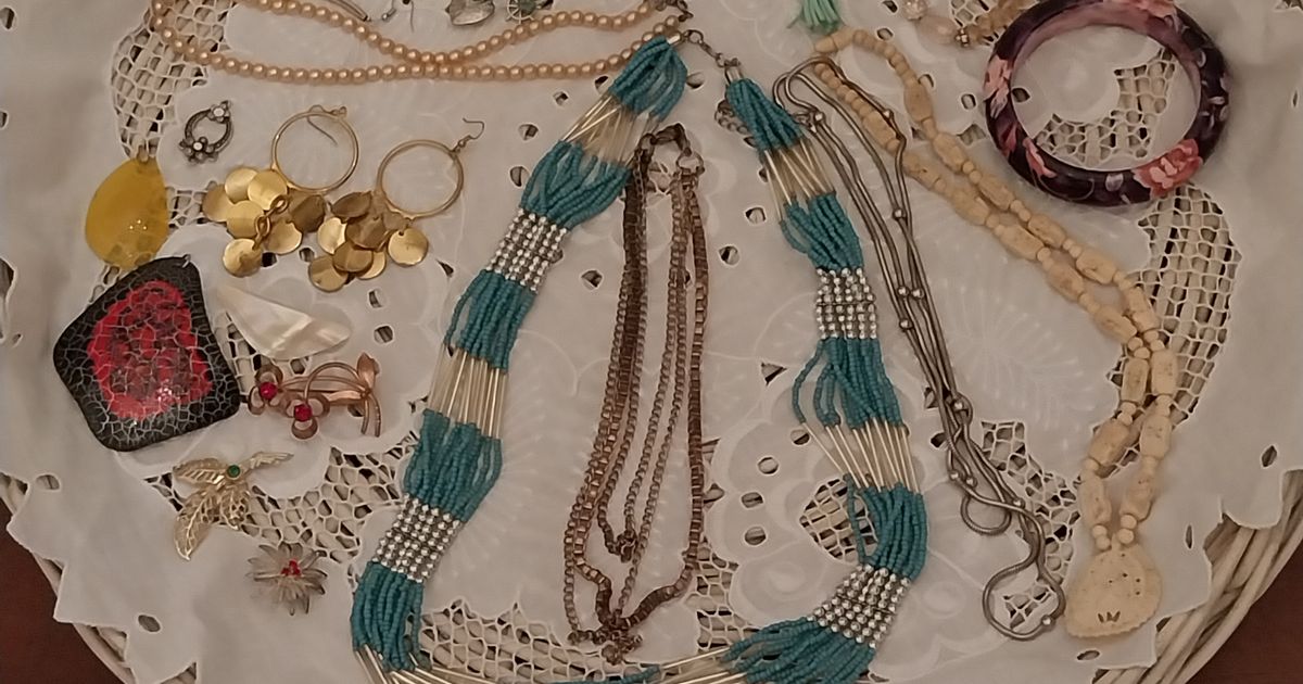 aukcije.hr - VELIKI LOT VINTAGE NAKITA - OGRLICE,BROŠEVI,NARUKVICE,NAUŠNICE ...- 1 EURO