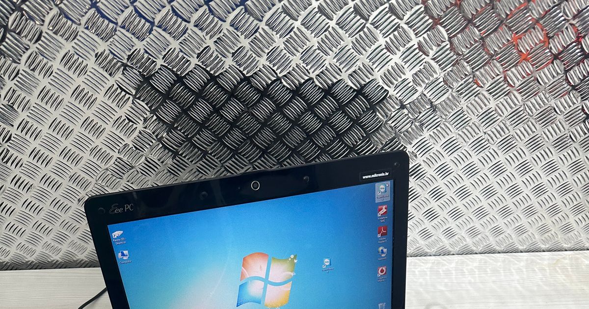 aukcije.hr - Laptop Asus manji sa orginal punjacem,pali se i radi